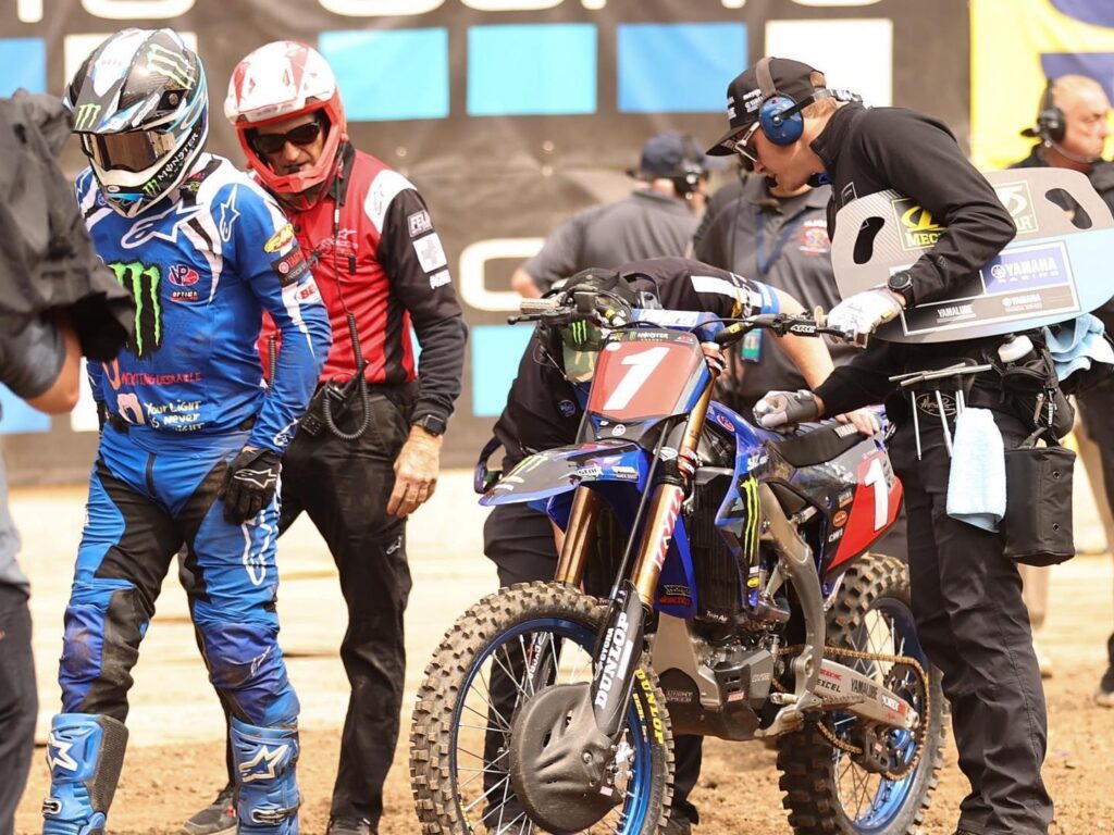 La chute d'Eli Tomac à East Rutherford